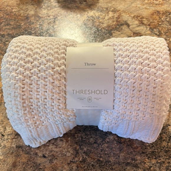 Threshold | Bedding | Nwt Threshold White Textured Throw Blanket | Poshmark